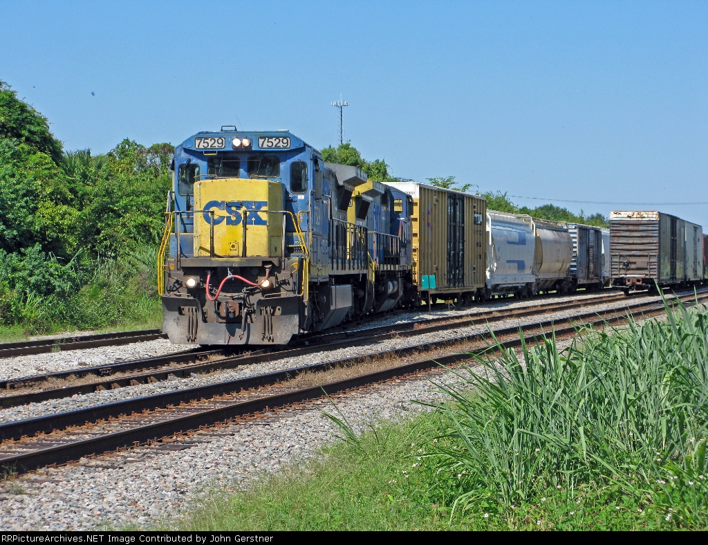 CSX 7529 switching in Rand Yard